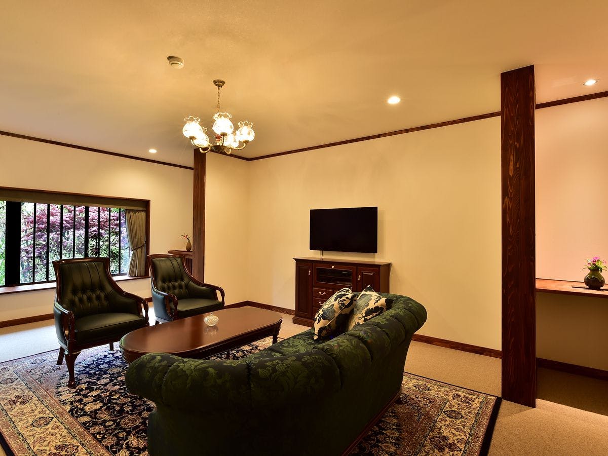 別所温泉 旅館花屋 - 【リニューアルオープン】本館 THE MAIN【201】スイートルーム リビング、ベッド＆バスルーム - 【スイート ...